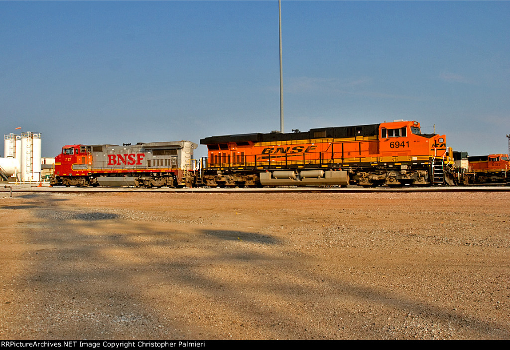 BNSF 517 and BNSF 6941